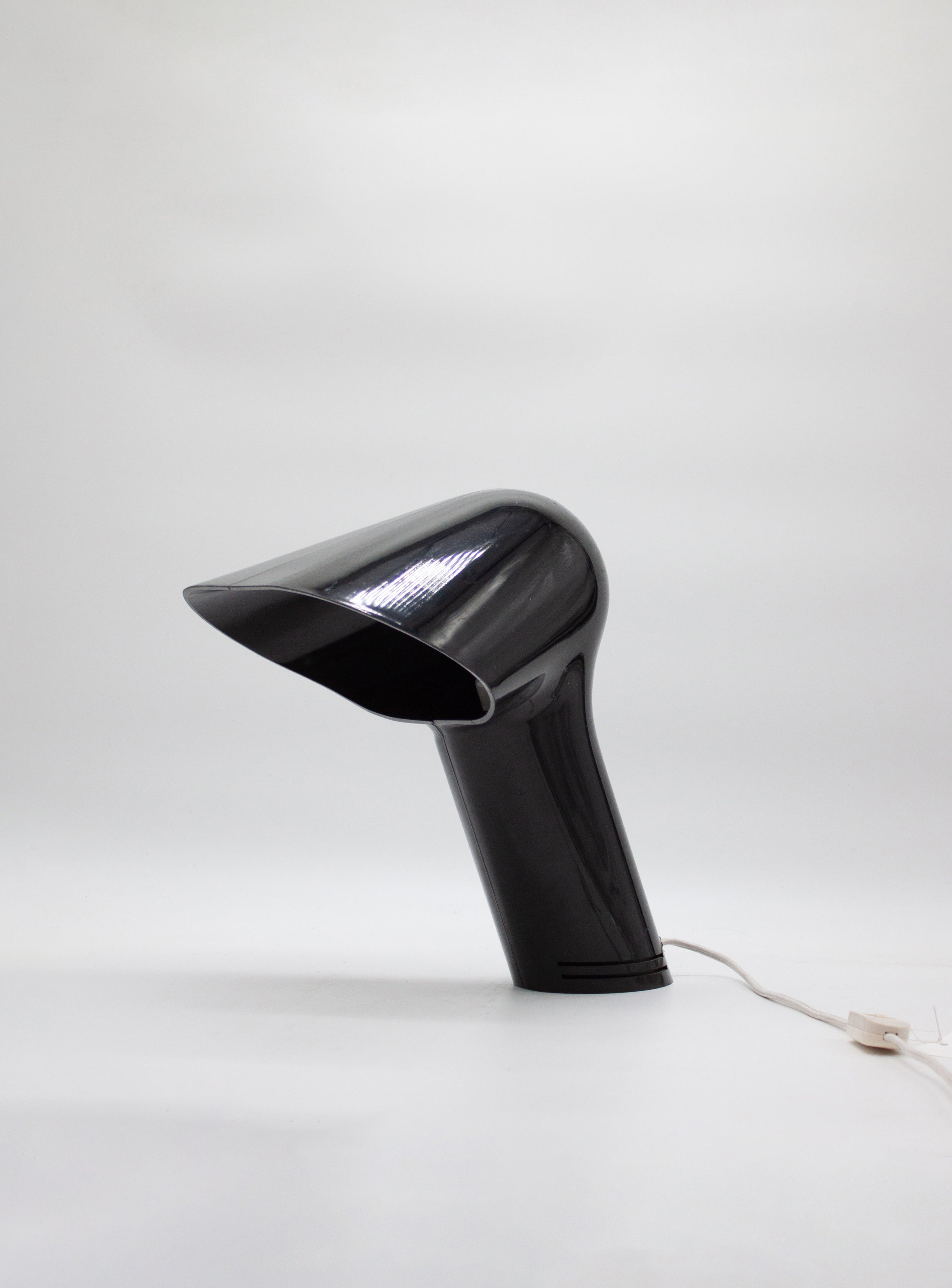 Guzzini Sorella Desk Lamp by Harvey Guzzini (Black) – JUKI AMSTERDAM