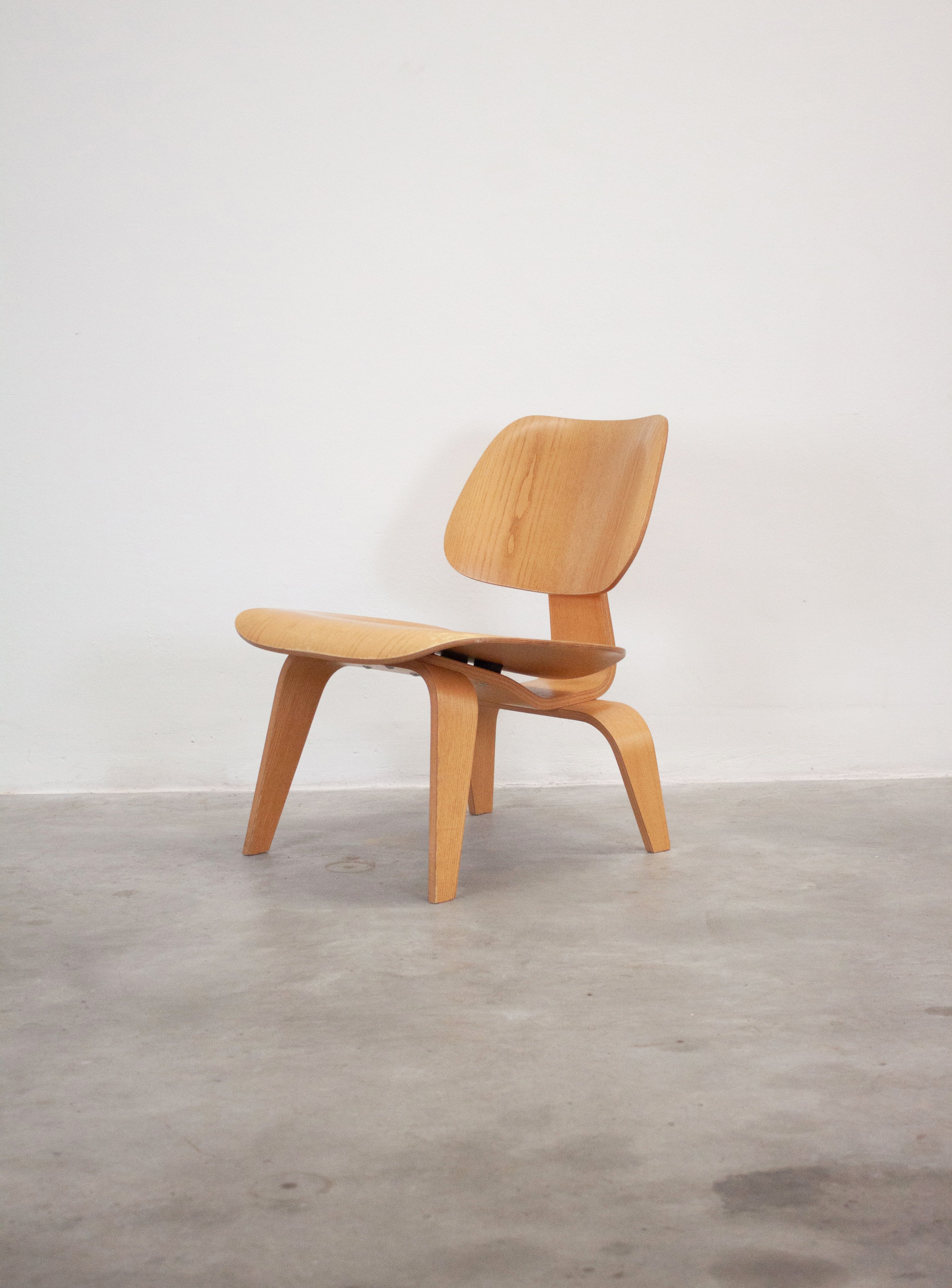 Vitra LCW Lounge Chair by Charles & Ray Eames – JUKI AMSTERDAM