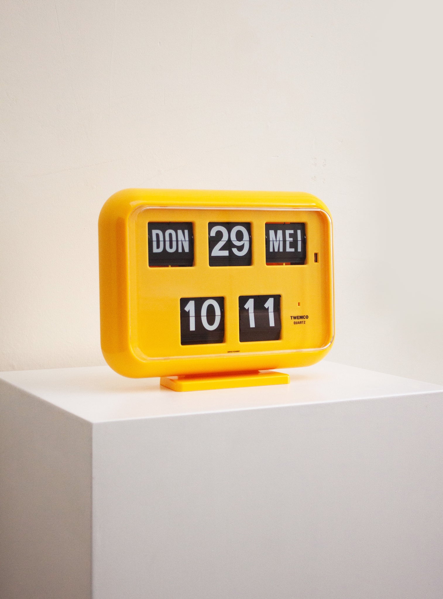 Twemco QD-35 Yellow Calendar Flip Clock | Juki Amsterdam – JUKI AMSTERDAM